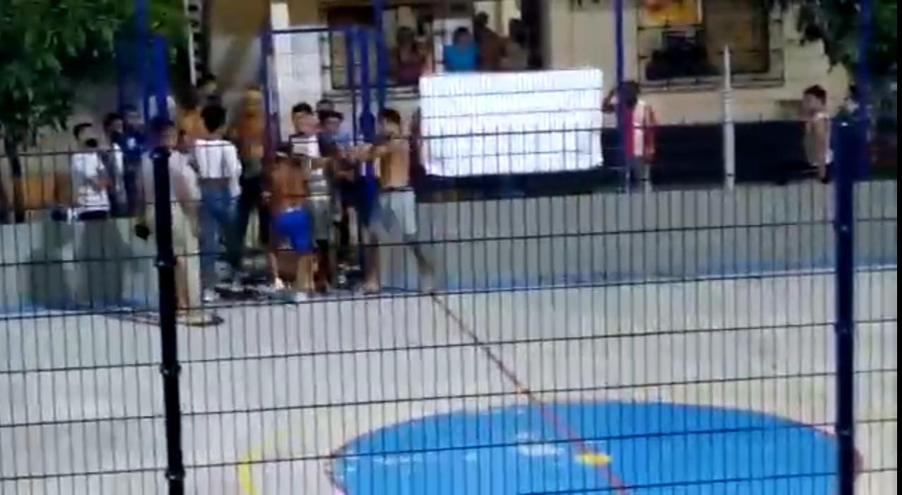 Joven le propina un batazo en la cabeza a otro en el barrio El Limón ...